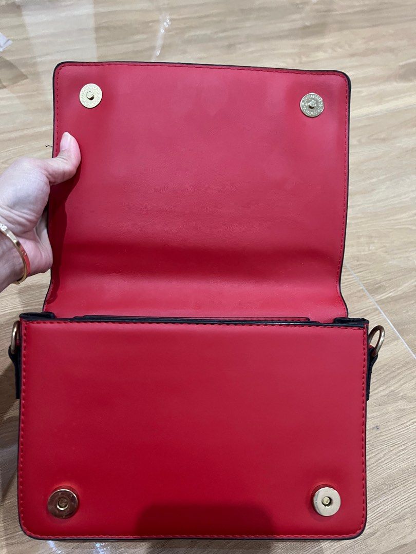 Tas merah model Ck, Fesyen Wanita, Tas & Dompet di Carousell