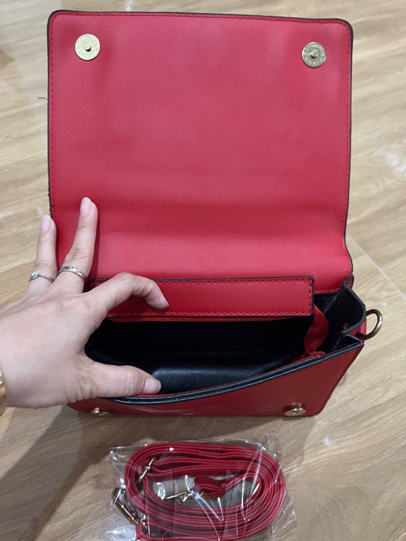 Tas merah model Ck, Fesyen Wanita, Tas & Dompet di Carousell