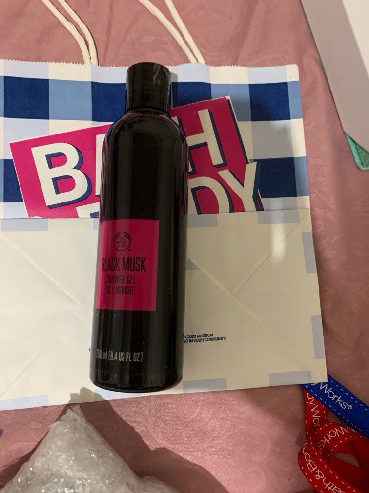 The Body Shop Black Musk shower gel, Kesehatan & Kecantikan, Kulit ...