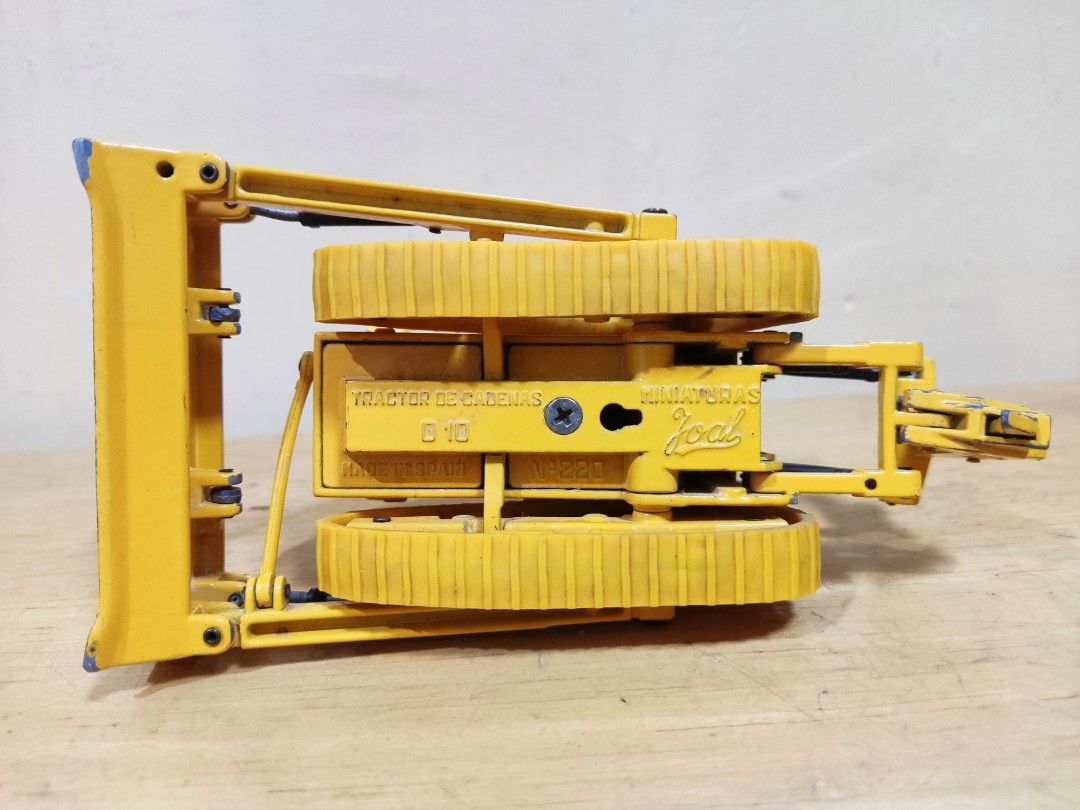 Caterpillar D10 Track-Type Tractor Diecast, Hobbies & Toys, Toys ...