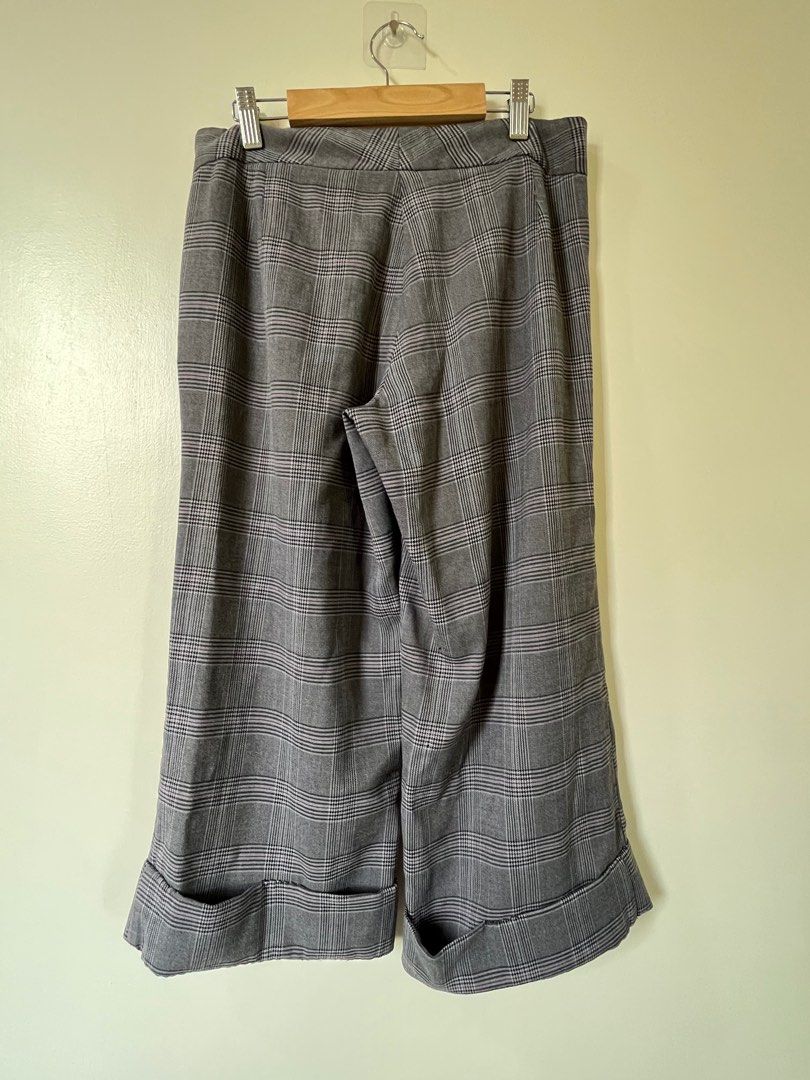 DC Classics Plaid Capri Pants (M) on Carousell