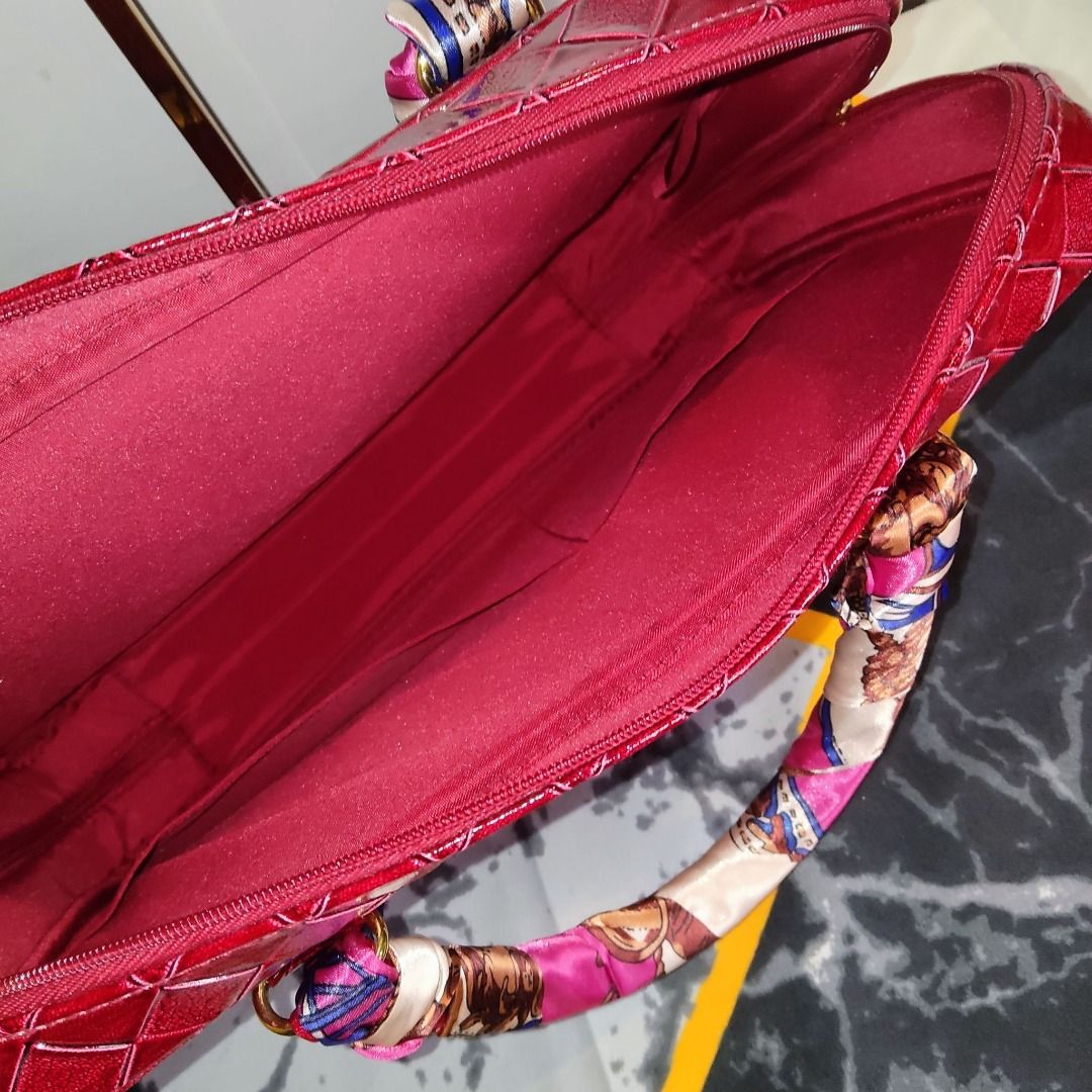 Estee Lauder, Luxury, Bags & Wallets on Carousell