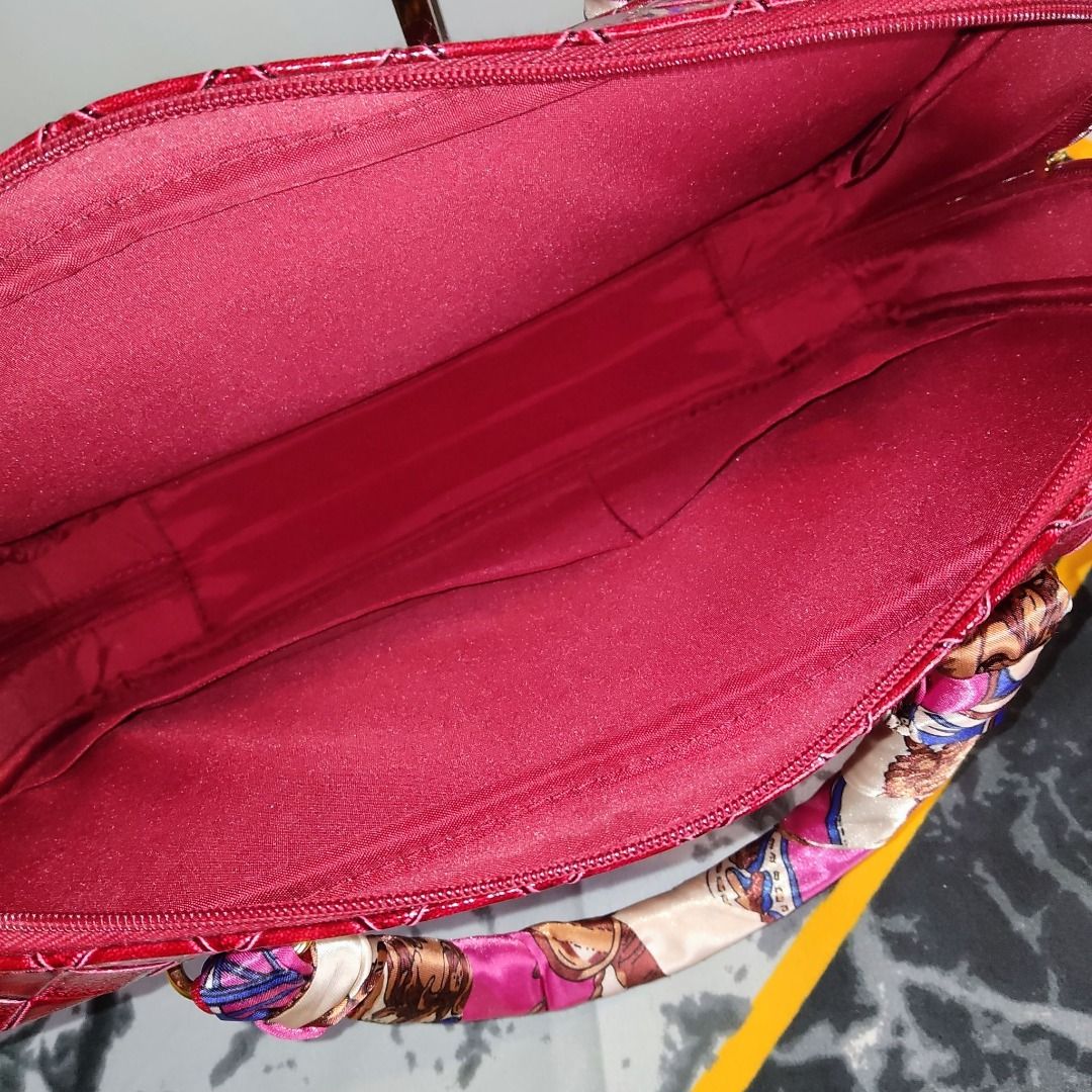 Estee Lauder, Luxury, Bags & Wallets on Carousell