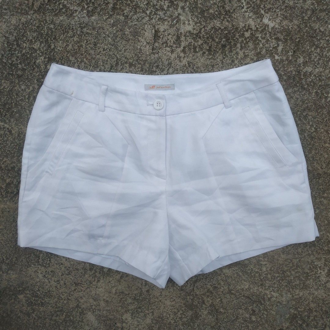 Celana Pendek Putih, Fesyen Wanita, Pakaian Wanita, Bawahan di Carousell