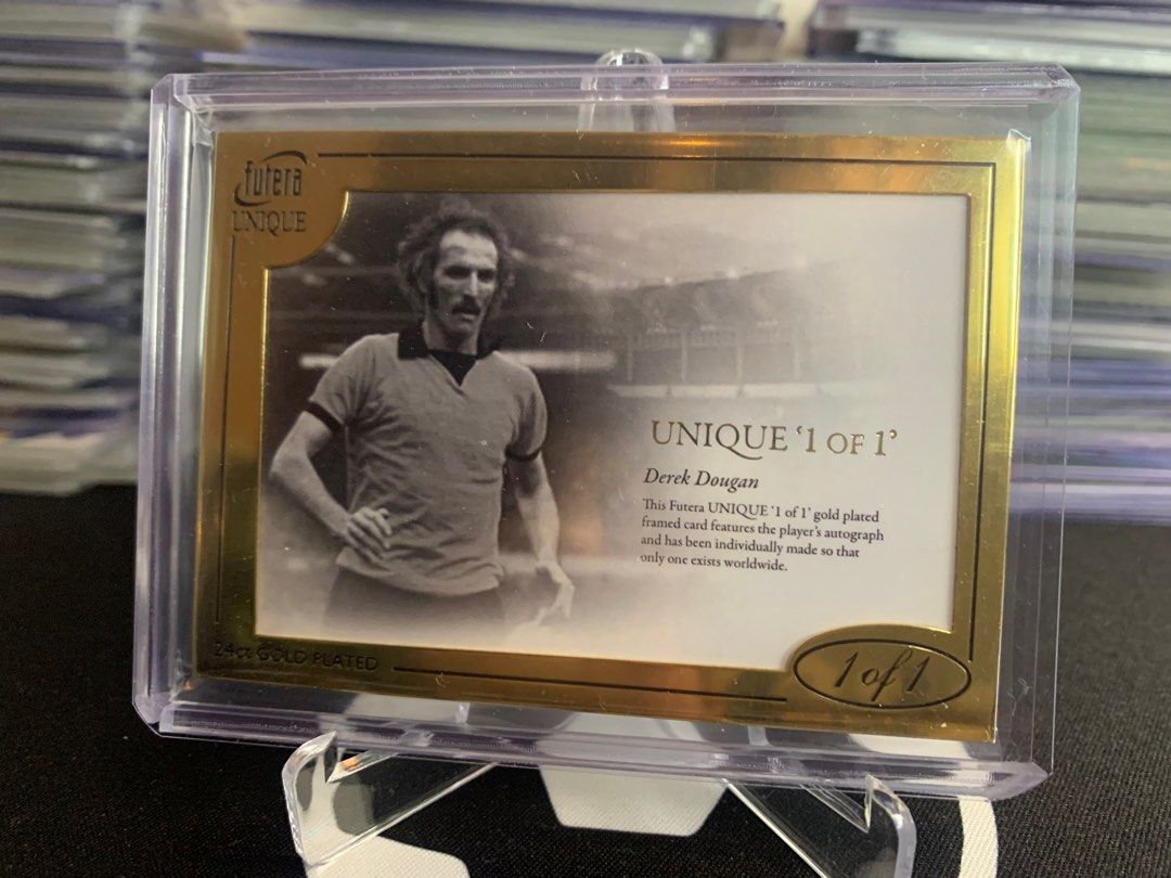 Derek Dougan 1 of 1 Futera Unique 24 crt gold plated Autograph, 興趣及遊戲 ...