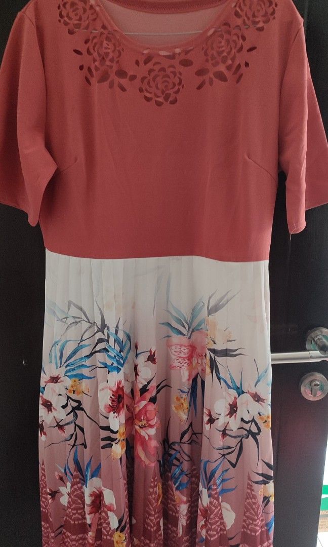 Dress plisket kombi bunga laser, Fesyen Wanita, Pakaian Wanita, Gaun ...