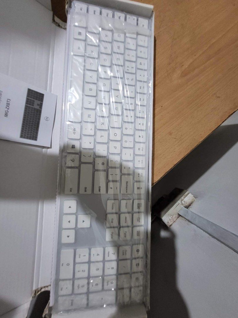 Jelly Comb IWG-ZXBT3 Bluetooth Backlit Keyboard, Multi Devices Wireless ...