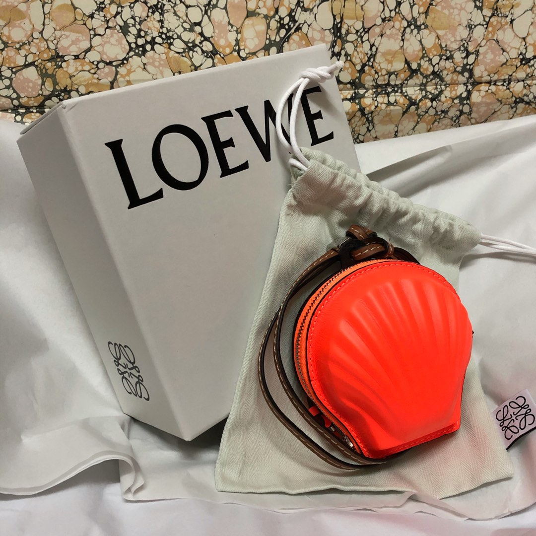 Loewe Seashell Pouch 貝殼包 迷仔包 包掛飾 全新, 名牌, 手袋及銀包 - Carousell