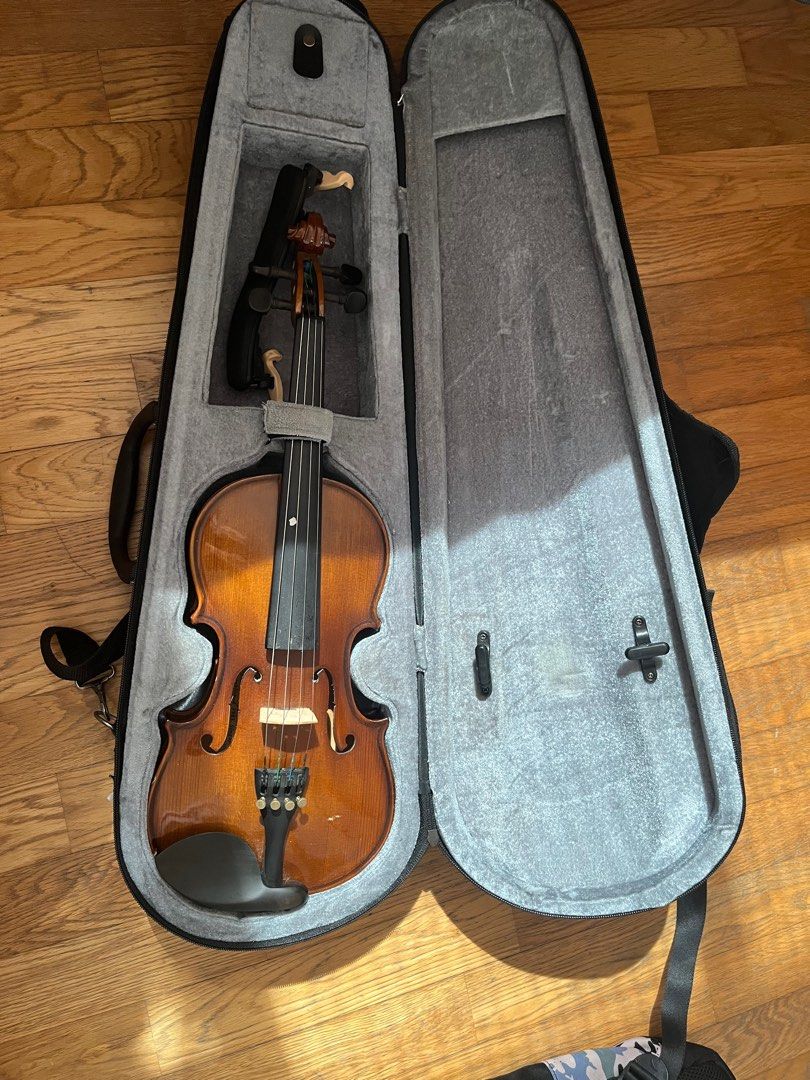 Synwin violin 1/2, Hobbies & Toys, Music & Media, Musical Instruments on Carousell
