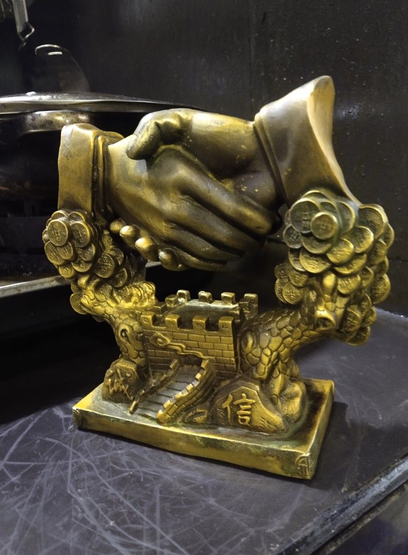 Brass shaking hands with elegant design statue display on Carousell