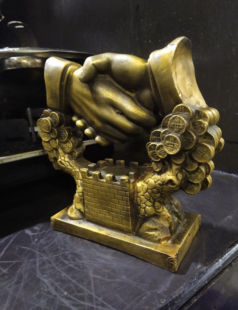 Brass shaking hands with elegant design statue display on Carousell