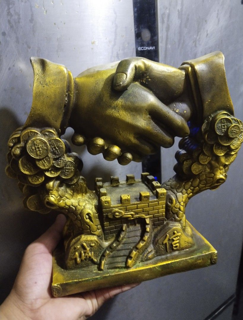 Brass shaking hands with elegant design statue display on Carousell