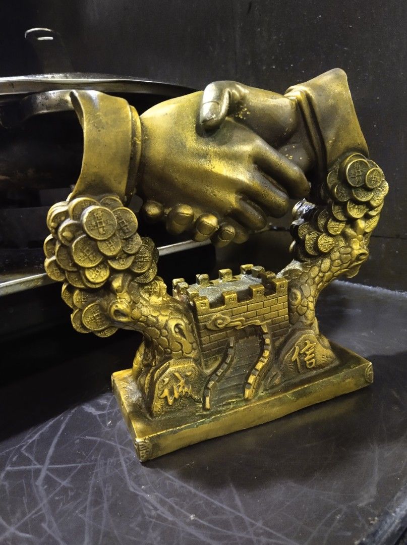 Brass shaking hands with elegant design statue display on Carousell