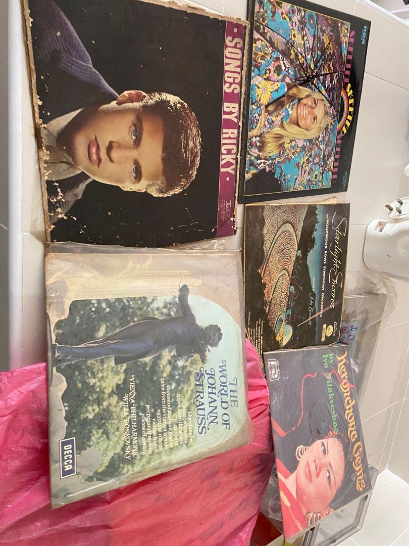 Old records, Hobbies & Toys, Music & Media, Vinyls on Carousell