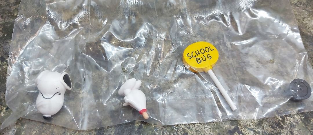 SNOOPY WITH BUS STOP SIGN - Bandai Peanuts Narabundesu Gashapon Capsule ...