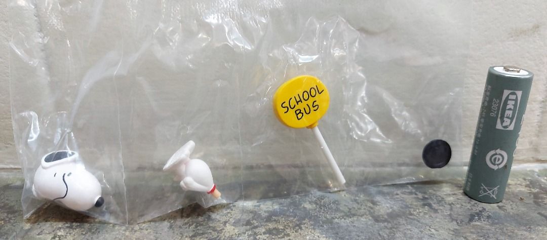 SNOOPY WITH BUS STOP SIGN - Bandai Peanuts Narabundesu Gashapon Capsule ...
