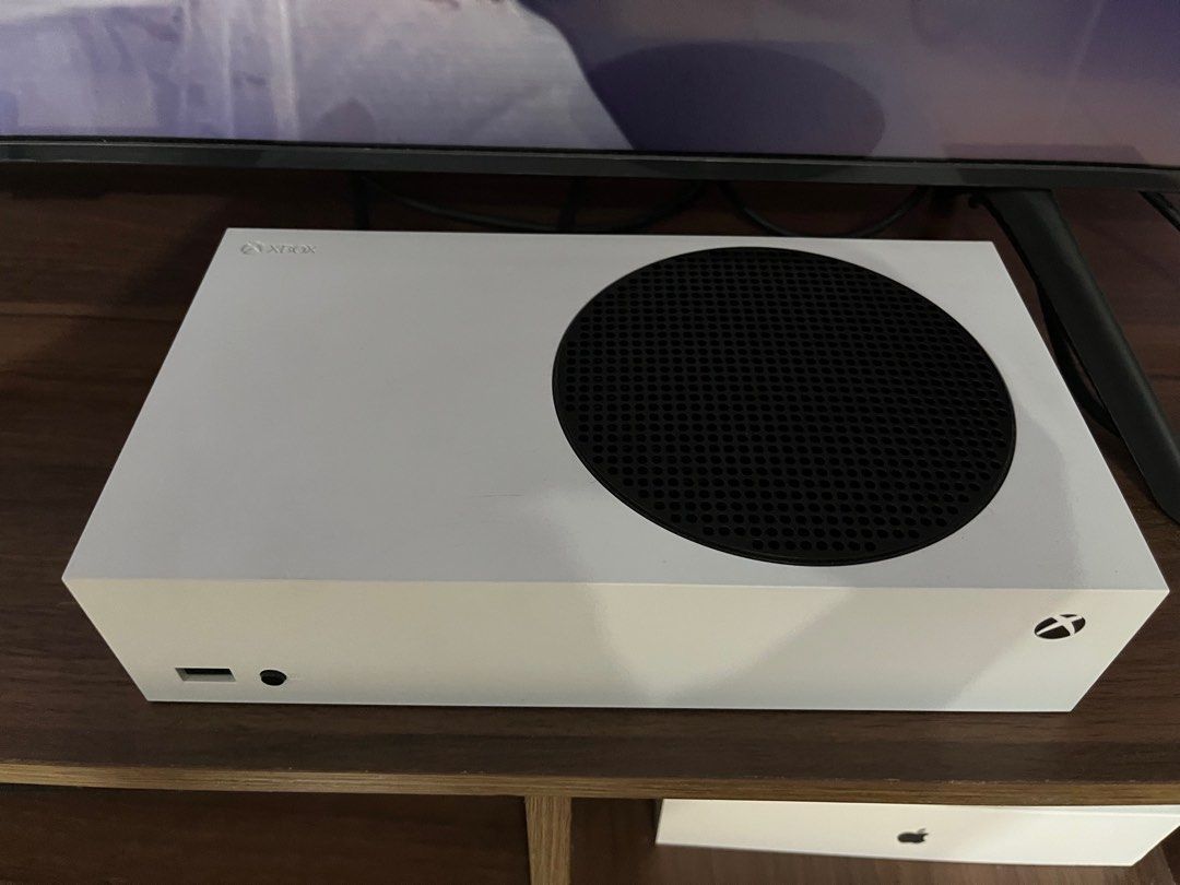 Xbox series S + controllers and games (2k23, Jedi fallen order, Assasin ...