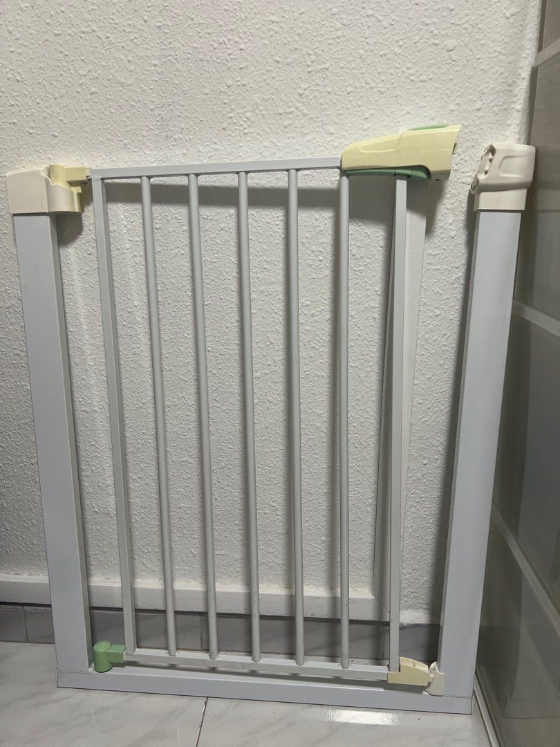 Auto close safety gate, Babies & Kids, Baby Nursery & Kids Furniture ...