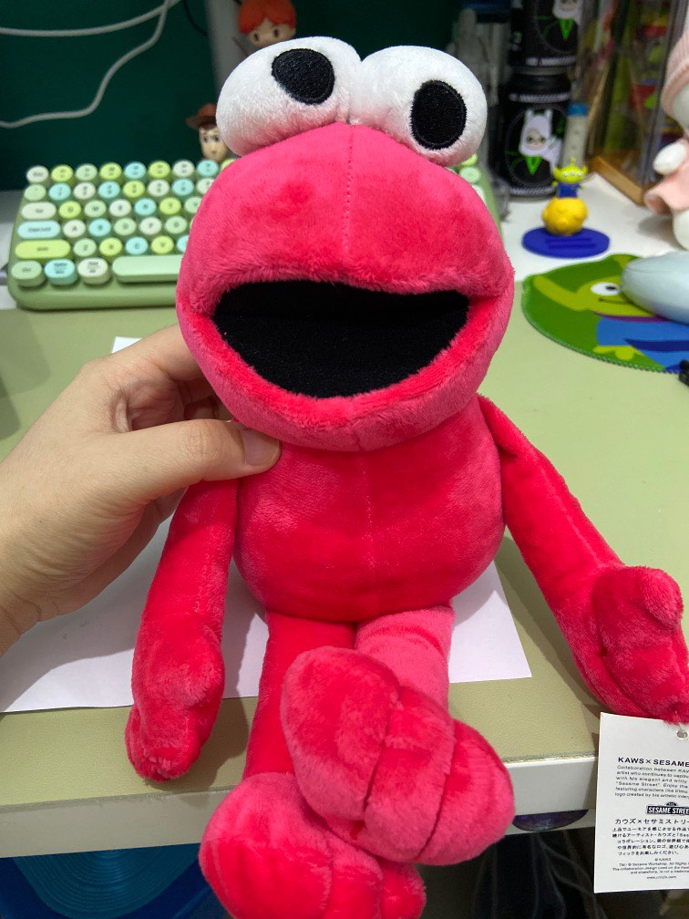 Boneka Elmo kawsx uniqlo, Toys & Collectibles, Mainan di Carousell