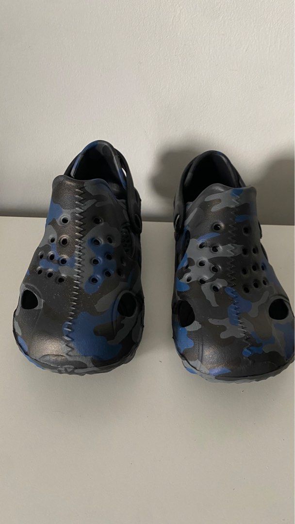 Crocs like, Men's Fashion, Footwear, Flipflops and Slides on Carousell
