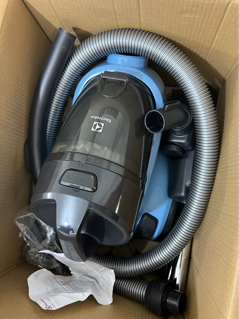 Electrolux vacum cleaner, Elektronik, Lainnya di Carousell
