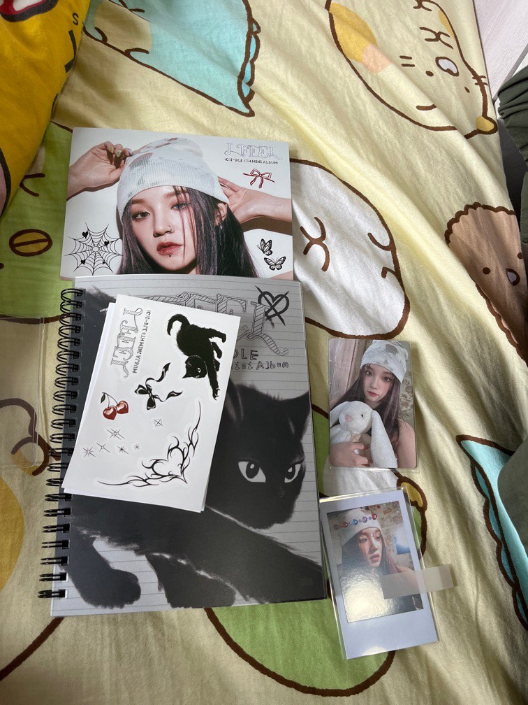 全齊除id 卡外 gidle yuqi cat version I feel專輯, 興趣及遊戲, 收藏品及紀念品, 韓流 - Carousell