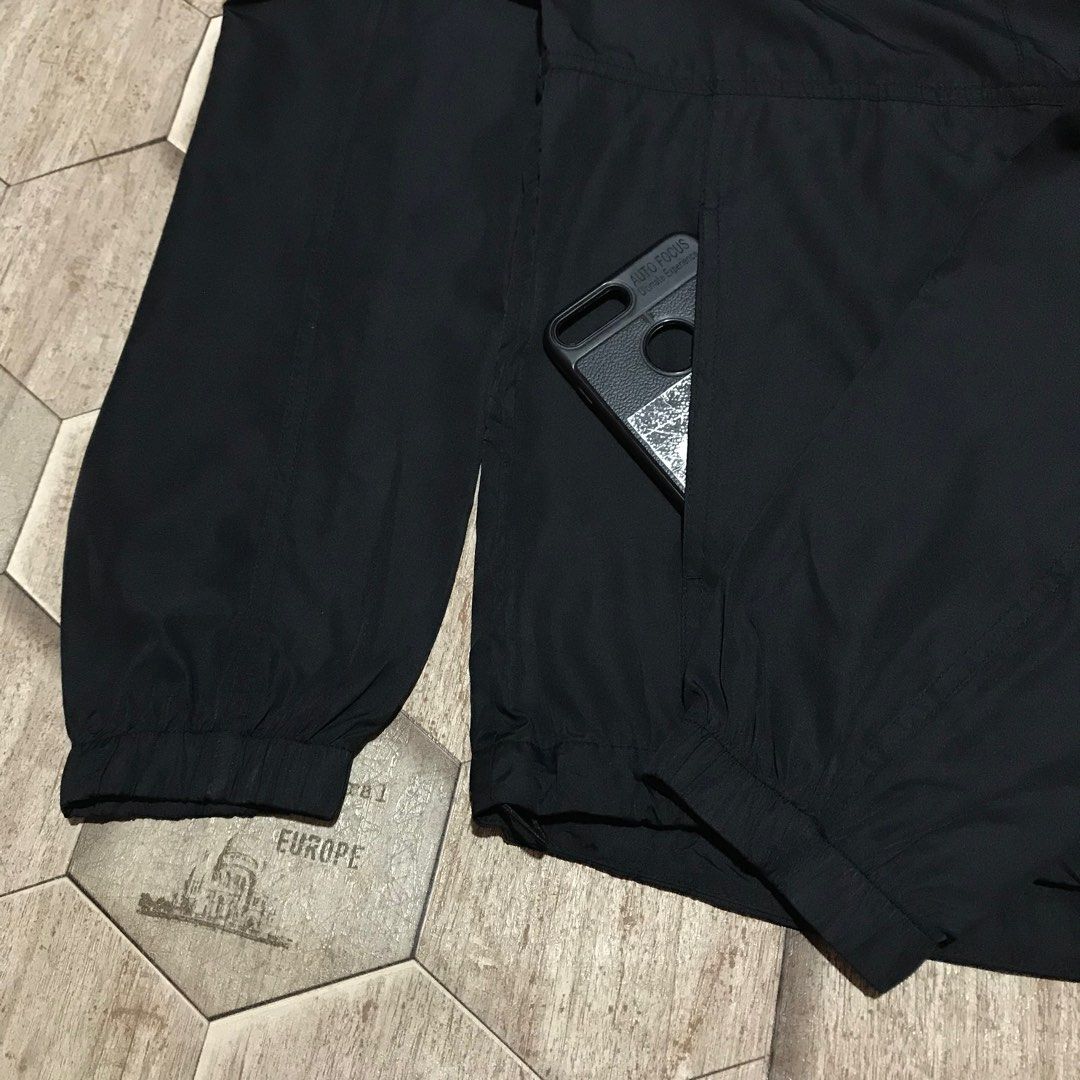 Jaket running, Fesyen Pria, Pakaian , Lainnya di Carousell