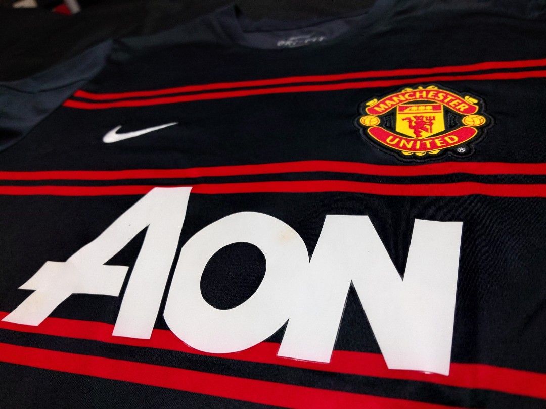 MANCHESTER UNITED TRAINING KIT, Men's Fashion, Activewear on Carousell