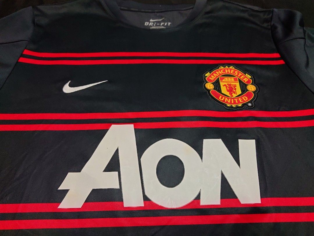 MANCHESTER UNITED TRAINING KIT, Men's Fashion, Activewear on Carousell