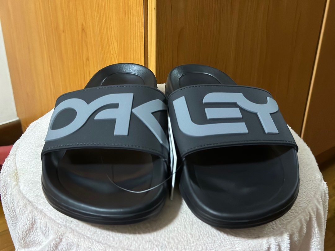 Oakley B1B Slide,Blackout, Men's Fashion, Footwear, Flipflops and ...
