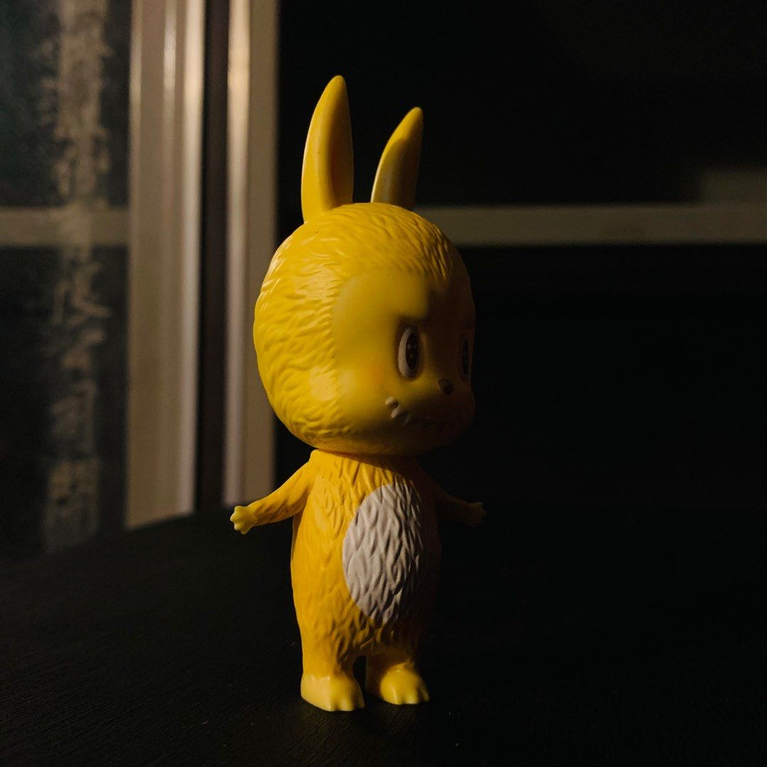 POPMART｜泡泡瑪特 How2work x 龍家昇 Labubu 鵝黃色ver., 書籍、休閒與玩具, 玩具、公仔、桌遊在旋轉拍賣