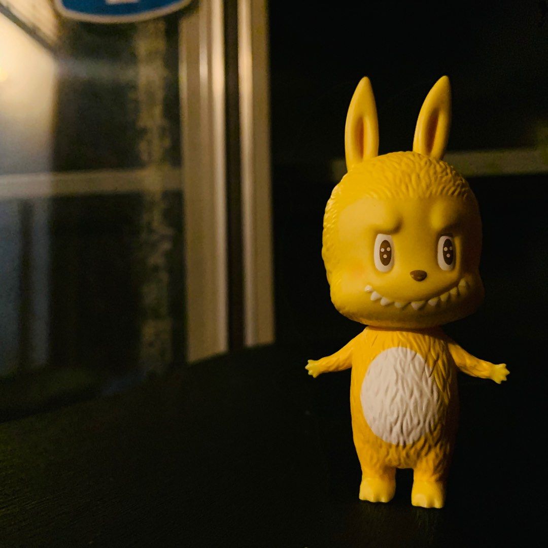POPMART｜泡泡瑪特 How2work x 龍家昇 Labubu 鵝黃色ver., 書籍、休閒與玩具, 玩具、公仔、桌遊在旋轉拍賣