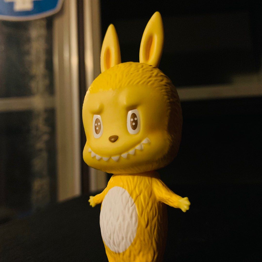 POPMART｜泡泡瑪特 How2work x 龍家昇 Labubu 鵝黃色ver., 書籍、休閒與玩具, 玩具、公仔、桌遊在旋轉拍賣