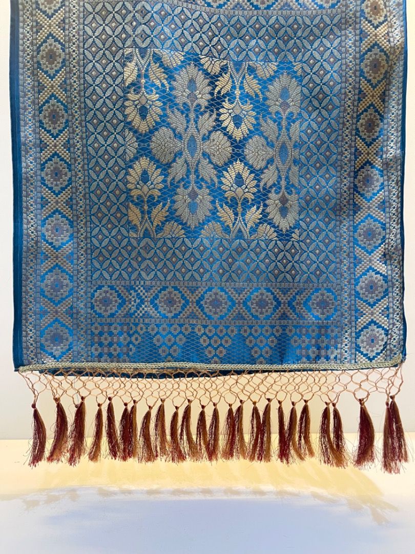 Selendang kain tenun songket, Fesyen Wanita, Pakaian Wanita, Lainnya di Carousell