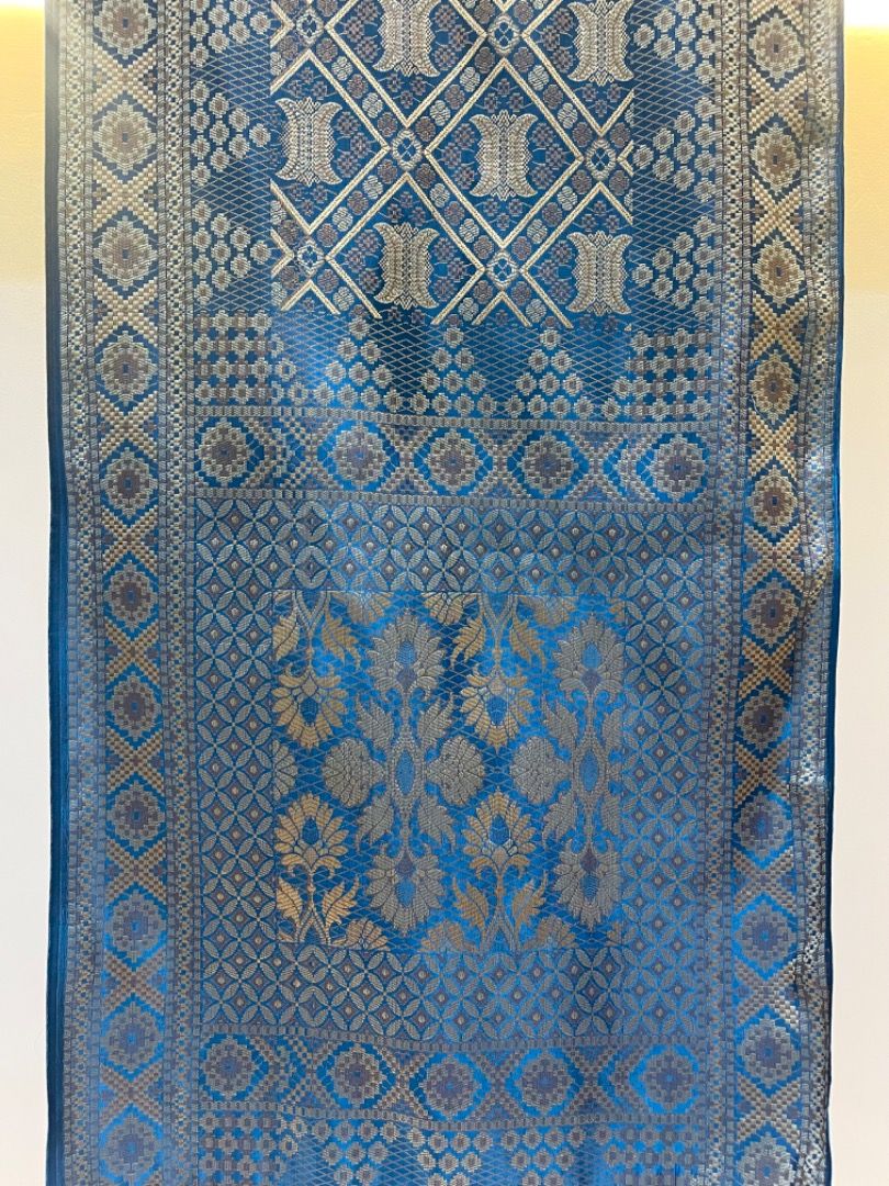 Selendang kain tenun songket, Fesyen Wanita, Pakaian Wanita, Lainnya di Carousell