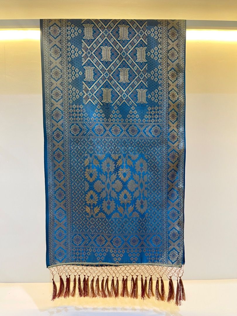 Selendang kain tenun songket, Fesyen Wanita, Pakaian Wanita, Lainnya di Carousell