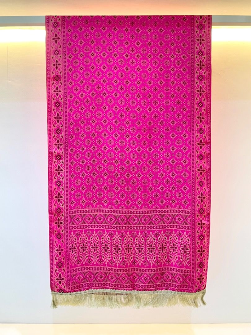 Selendang Kain tenun songket asli, Fesyen Wanita, Pakaian Wanita, Lainnya di Carousell