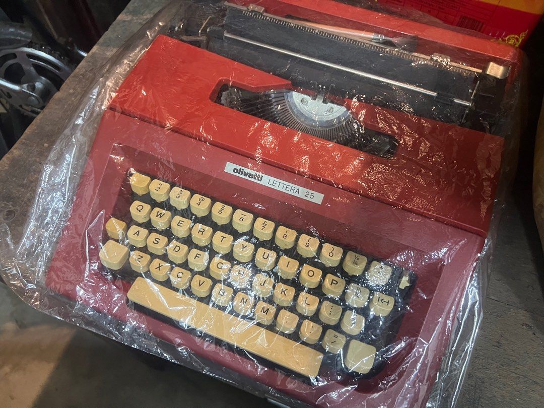 Vintage Olivetti typewriter, Hobbies & Toys, Collectibles & Memorabilia ...