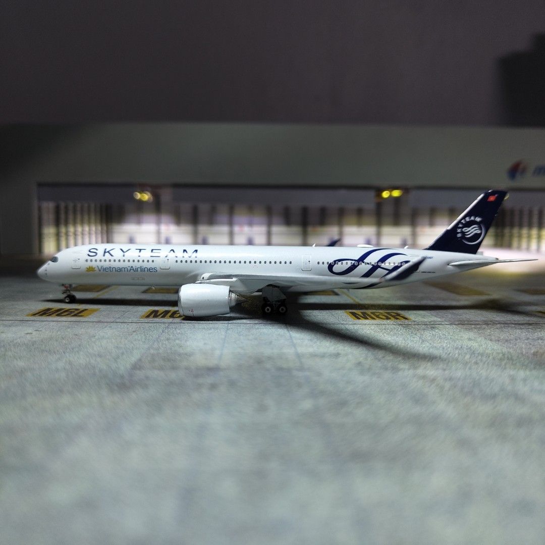 1:400 Phoenix Vietnam Airlines Airbus A350-900, Hobbies & Toys ...