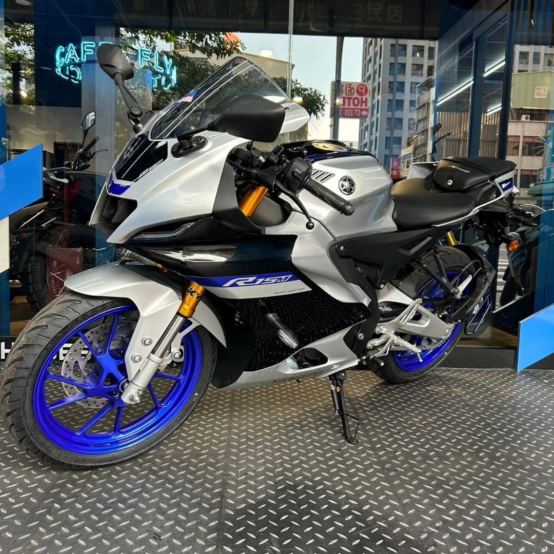 【售】2023 新車 YAMAHA 山葉 YZF-R15M 全彩TFT儀表 銀色 飛翔重車 {三民店}, 機車, 新車在旋轉拍賣