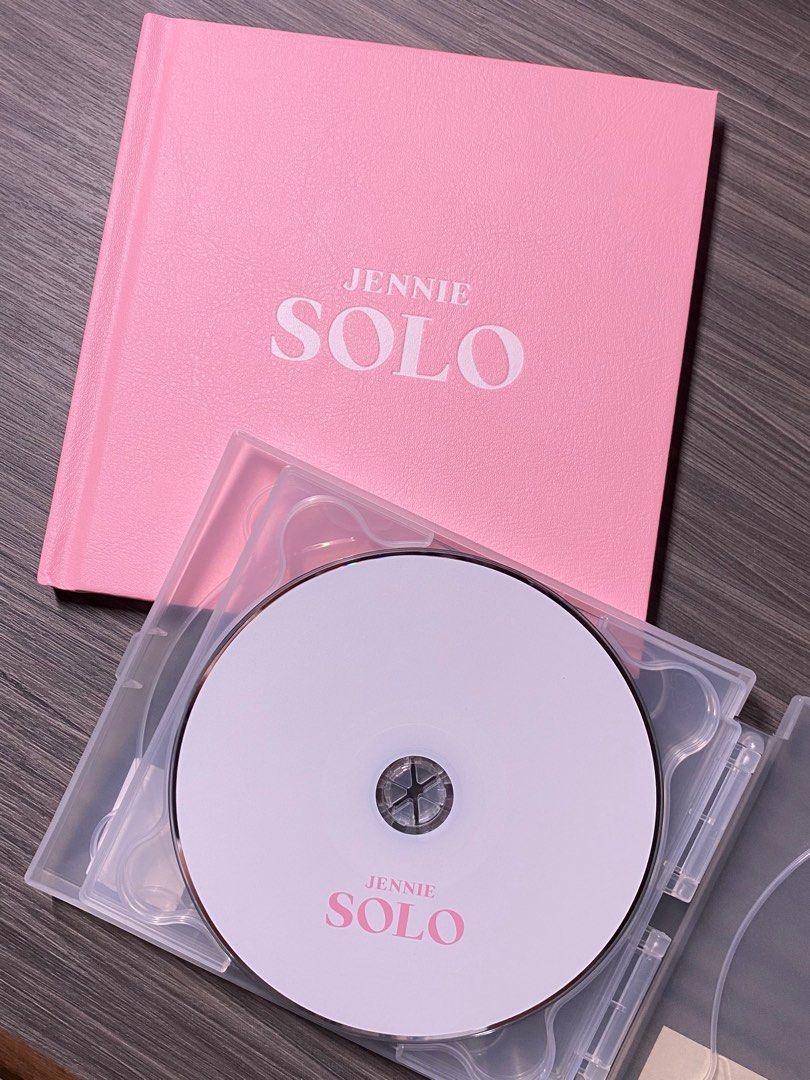 Black pink 成員solo專輯CD Jennie Rose Jisoo, 書籍、休閒與玩具, 收藏、紀念品, K-Pop在旋轉拍賣