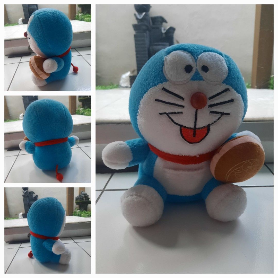 boneka doraemon sedang