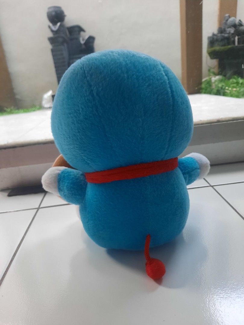 boneka doraemon sedang