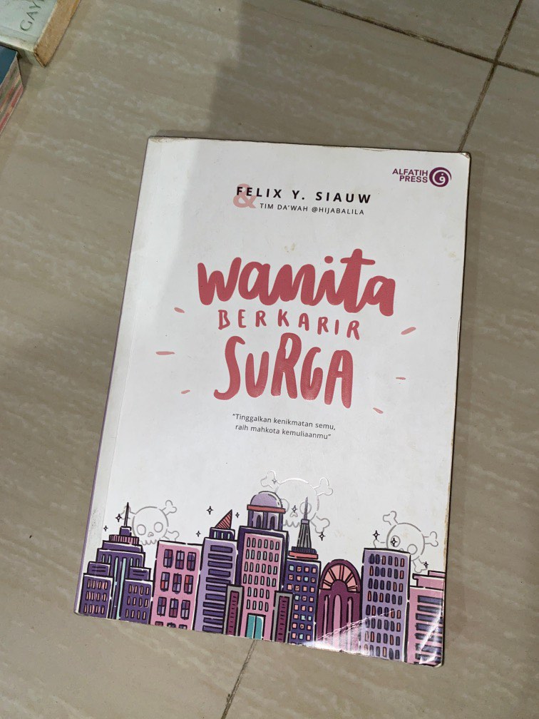 Buku WANITA BERKARIR SURGA karya Felix Siauw dan Hijabalila, Buku & Alat Tulis, Buku di Carousell