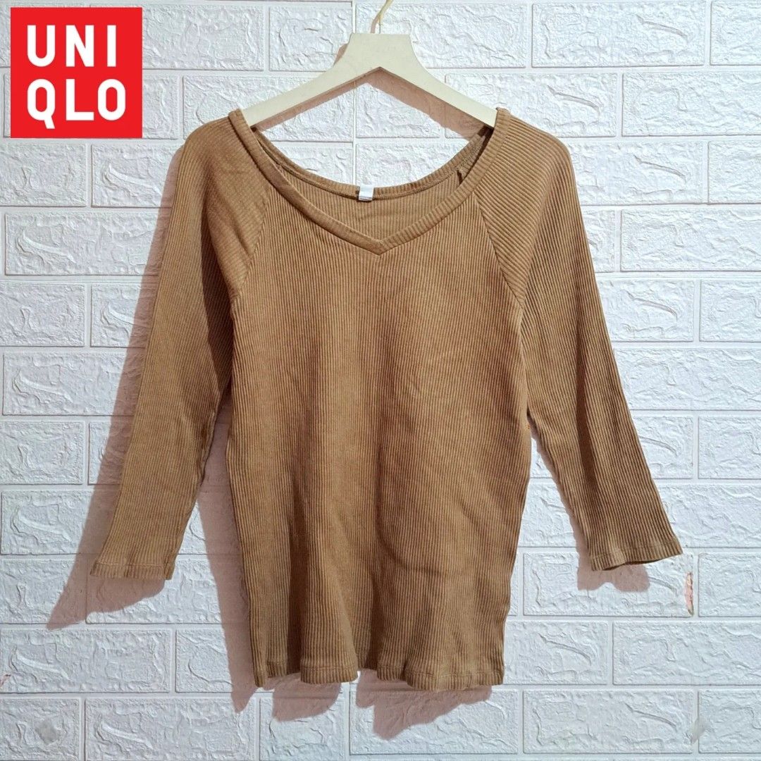 Kaos lidi coksu uniqlo, Fesyen Wanita, Pakaian Wanita, Atasan di Carousell