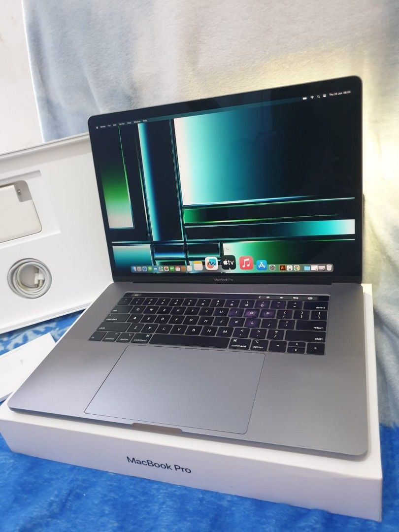 MacBook Pro 15 Inch 2018 16GB/256Gb Touchbar 6 core intel core i7-Space ...