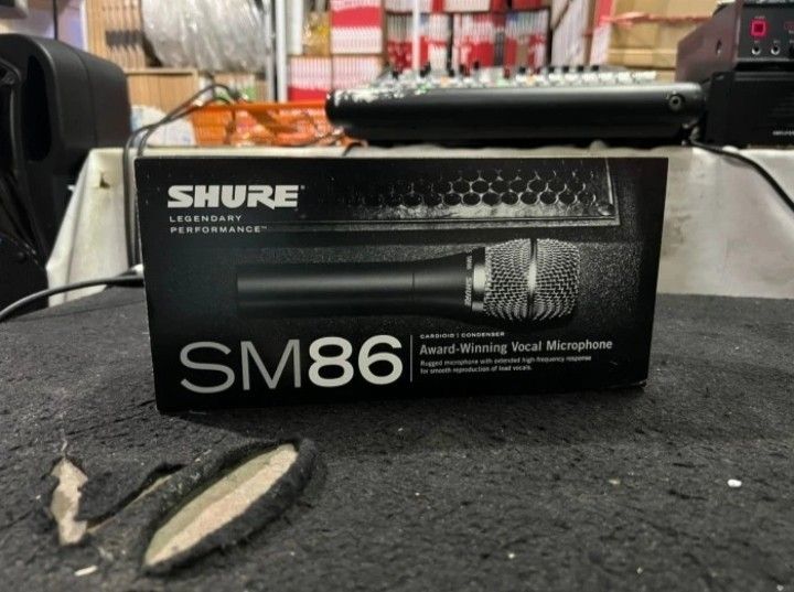 Microphone Shure Sm 86 Condenser dan Laney Acoustic Amplifier, Musik ...