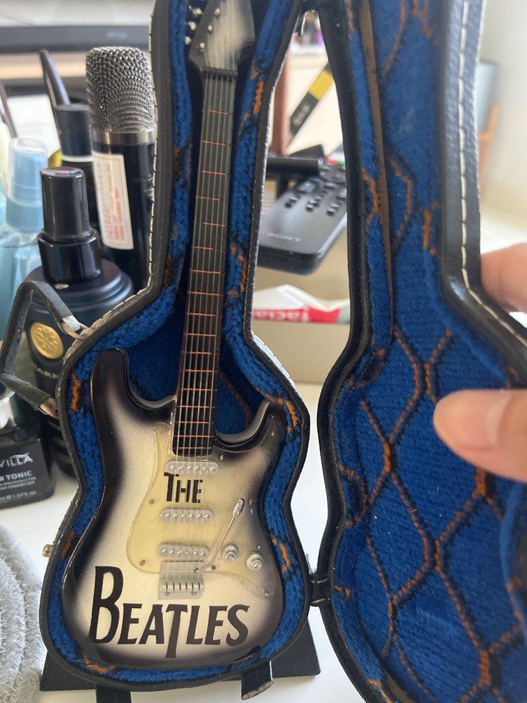 Mini Guitar display (Beatles, Hard Rock Cafe) with case, Hobbies & Toys ...