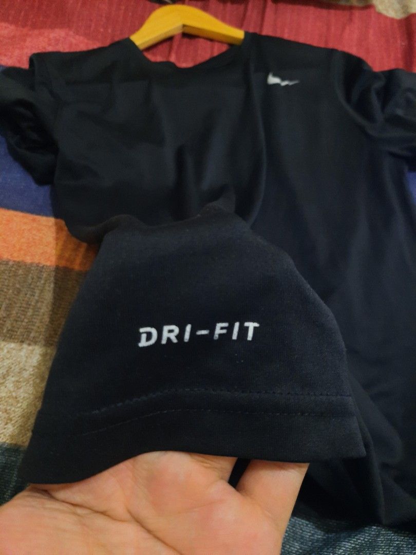 Nike dry fit black original, Fesyen Pria, Pakaian , Atasan di Carousell