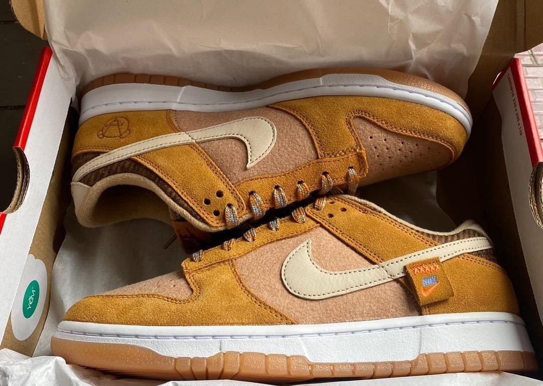 Nike dunk low teddy bear (Rare), Fesyen Pria, Sepatu , Sneakers di ...
